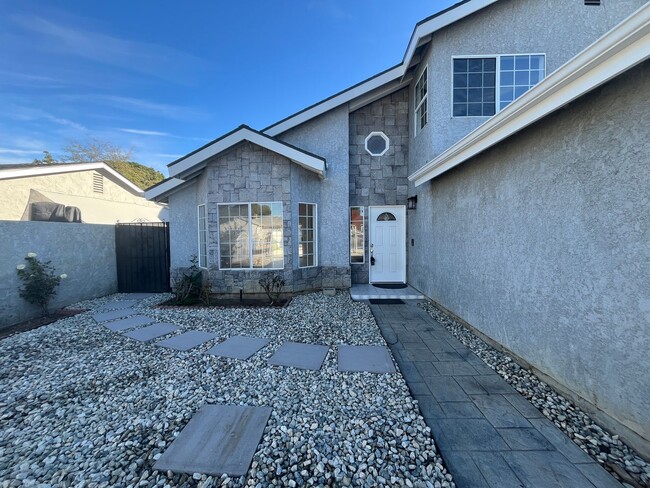 Reseda 4+3 w/fireplace, vaulted ceilings, new flooring, solar panels ...