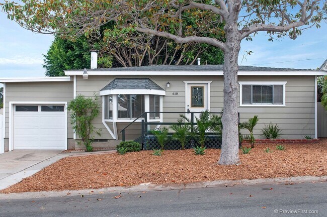 Super Cute Beach Cottage on an Oversized O... House - Houses for Rent ...