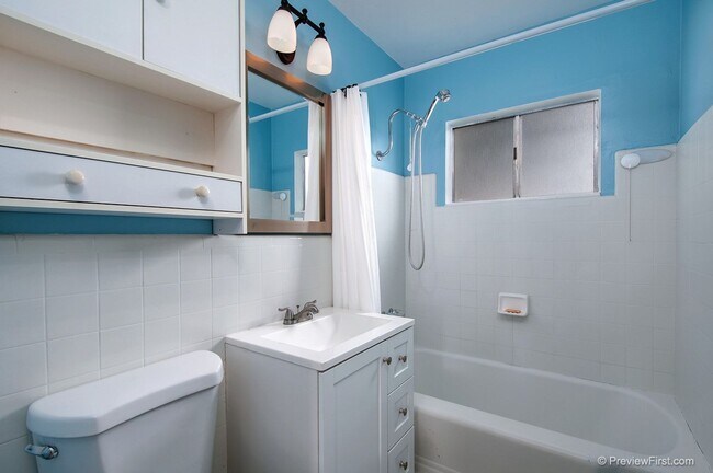 Super Cute Beach Cottage on an Oversized O... House - Houses for Rent ...